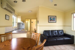 Villa Deluxe, 2 quartos | Sala | TV de ecrã plano 