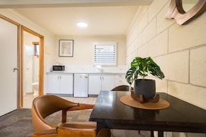 Suite, vista para o jardim | Com decoração personalizada, com mobília individualizada 