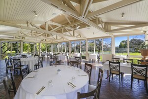 Café da manhã com buffet todos os dias (AUD 22.50 por pessoa) 