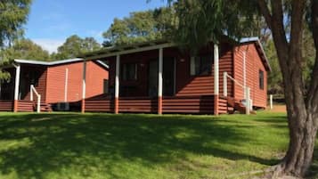 Cabana de Madeira Standard, 2 quartos (Sleeps 6) | 1 quarto, roupa de cama fornecida