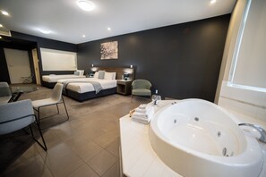 Suíte luxo (Deluxe Spa Suite) | Frigobar, escrivaninha, cortinas blackout, ferros/tábuas de passar roupa