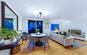 Apartamento Standard, 2 quartos, vista para o jardim | Sala de estar | TV de ecrã plano, leitor de DVD 