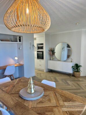 Apartamento Standard, 2 quartos, vista para o mar | Sala de estar | TV de ecrã plano, leitor de DVD 