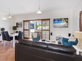Apartamento Standard, 1 quarto | Sala de estar | Televisor de ecrã plano de 40 polegadas com canais digitais, televisor
