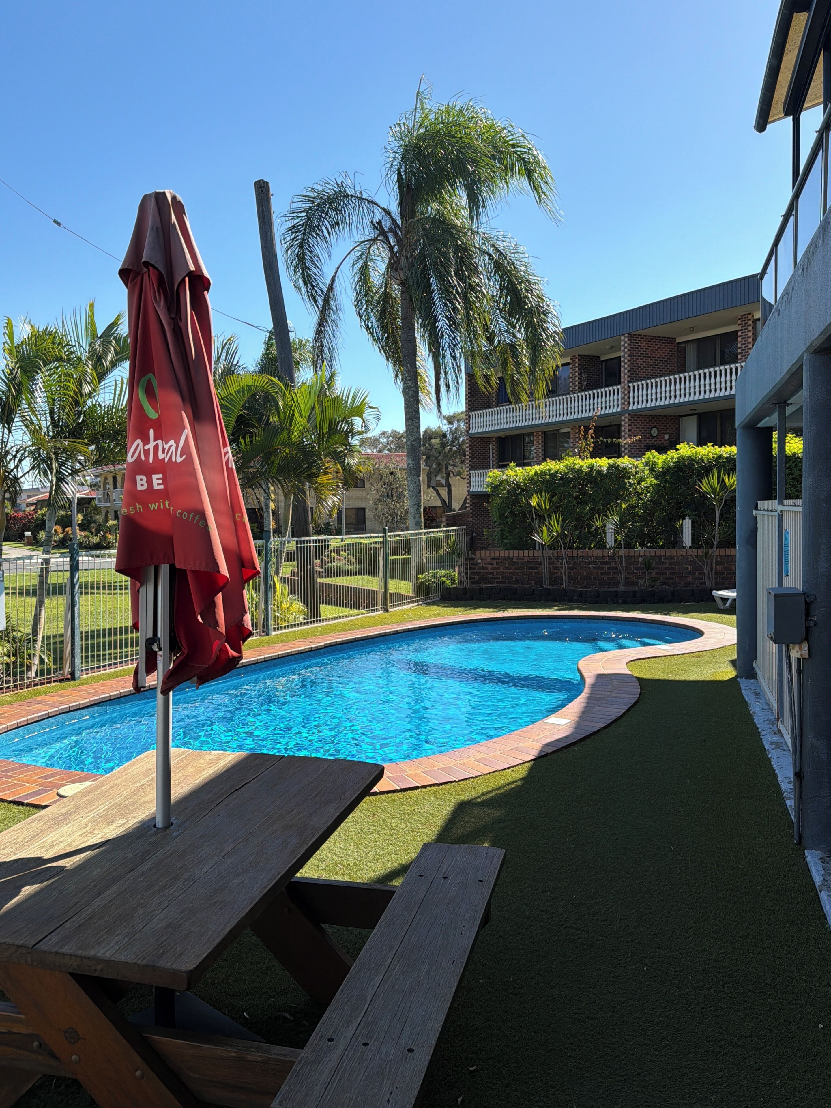Piscina externa, funciona das 9h às 19h, guarda-sóis, espreguiçadeiras