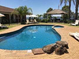 Piscina externa, espreguiçadeiras