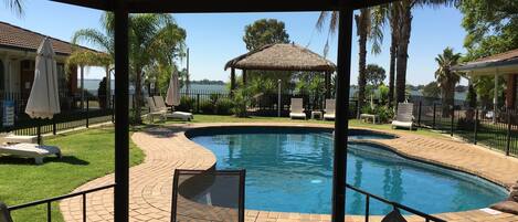 Piscina exterior, espreguiçadeiras