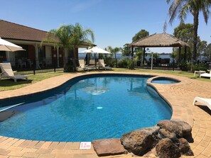 Piscina externa, espreguiçadeiras
