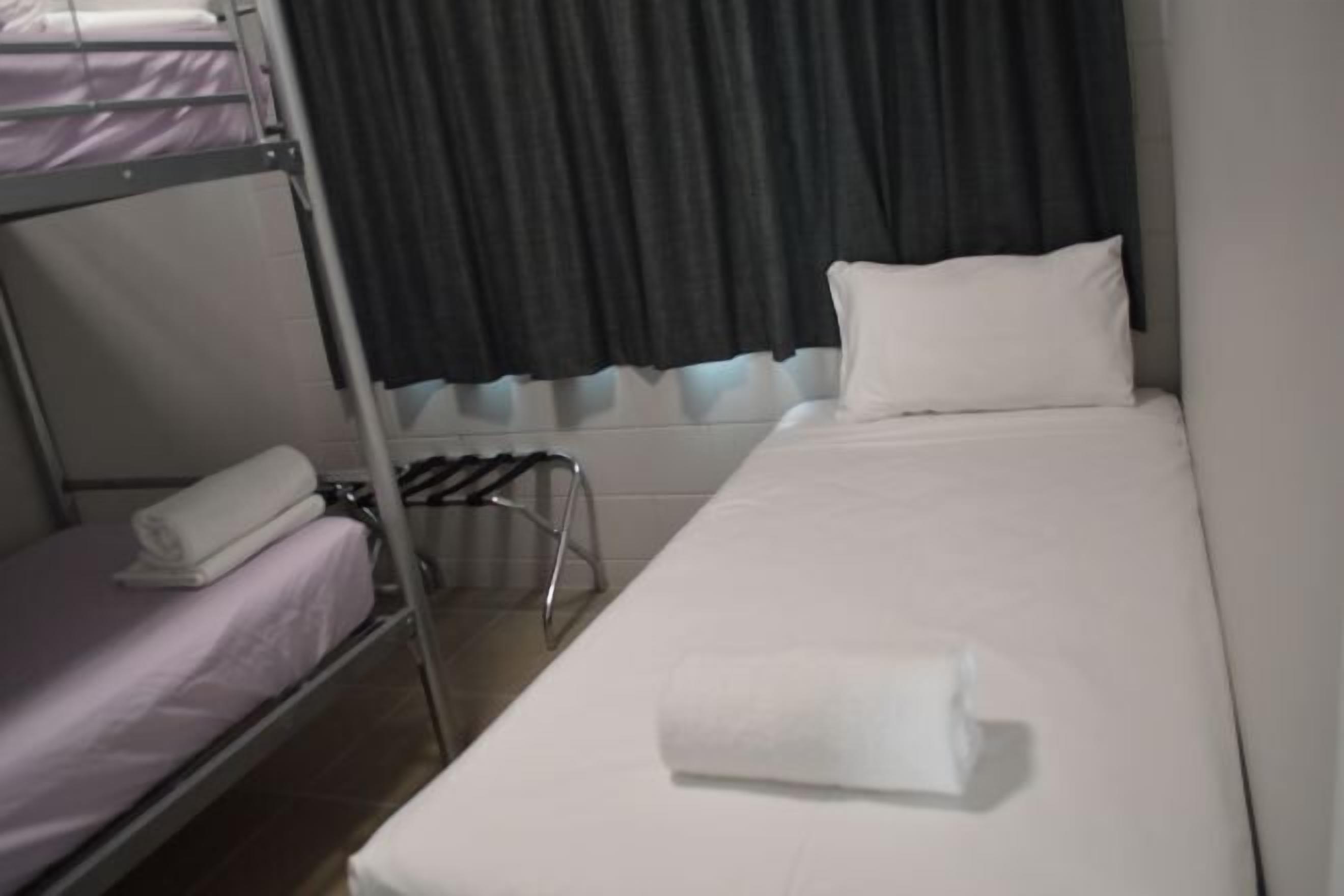 Com mobília individualizada, secretária 