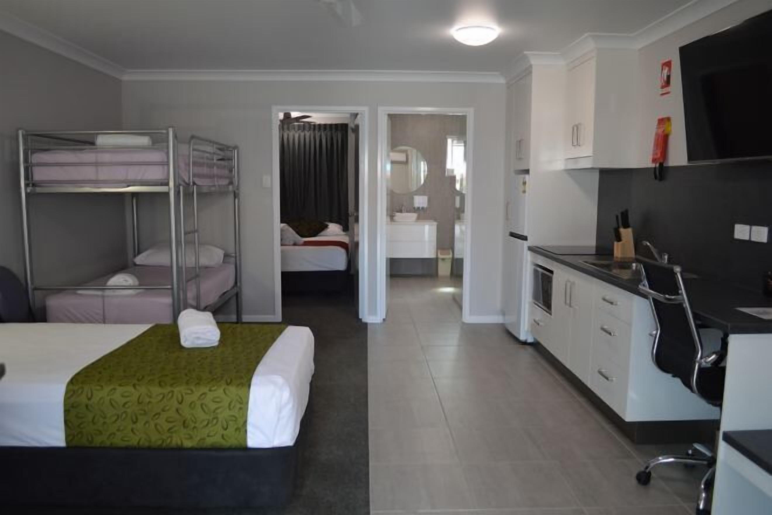 Com mobília individualizada, secretária 