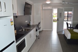Quarto superior, 1 quarto, vista para a piscina | Área de estar | TV 42 polegadas com canais a cabo, serviços de streaming