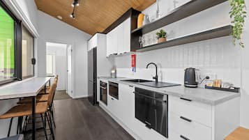 Cabana superior, 2 quartos (Family, Sleeps 6) | Cozinha privada | Chaleira elétrica