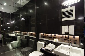 Quarto Standard (Room 6) | Casa de banho | Um secador de cabelo, toalhas fornecidas