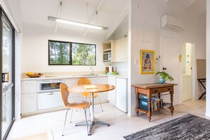Apartamento Standard, 1 quarto, não fumadores, cozinha (Tree House) | Cozinha privada | Um frigorífico, um micro-ondas, uma placa de cozinha 