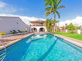 Piscina externa, funciona das 8h às 20h, guarda-sóis, espreguiçadeiras