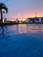 Piscina externa, funciona das 8h às 20h, guarda-sóis, espreguiçadeiras