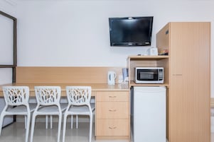 Quarto Standard, não fumadores | Sala de estar | Smart TV de 55 cm com canais digitais, televisor 