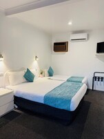 Quarto triplo | Ferros/tábuas de passar roupa, Wi-Fi de cortesia, roupa de cama