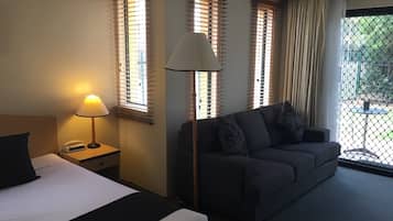 Quarto Deluxe, banheira de hidromassagem | Minibar, secretária, ferro/tábua de engomar, Wi-fi grátis