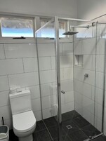 Quarto (Queen 2 Singles Room) | Casa de banho | Um polibã, um secador de cabelo, toalhas fornecidas 