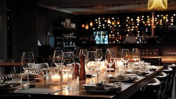 2 restaurantes, com serviço de almoço e jantar; local e internacional