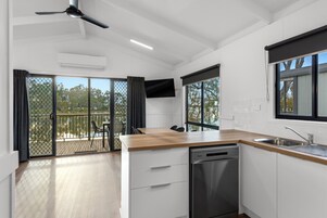 Cabana luxo, 3 quartos, ao lado do lago (Sleeps 8) | Cozinha privada | Geladeira grande, micro-ondas, cooktop, torradeira