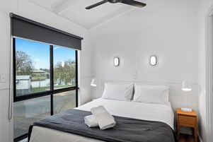 Cabana luxo, 3 quartos, ao lado do lago (Sleeps 8) | Individualmente decorados, individualmente mobiliados