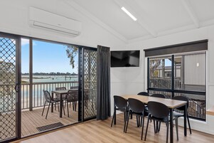 Cabana luxo, 3 quartos, ao lado do lago (Sleeps 8) | Opções para refeição no quarto