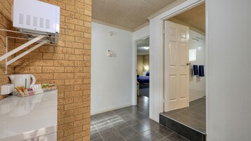 Quarto Standard, não fumadores, banheira (Standard 2 bedroom unit) | Berços/camas para crianças, Wi-fi grátis, roupa de cama fornecida 