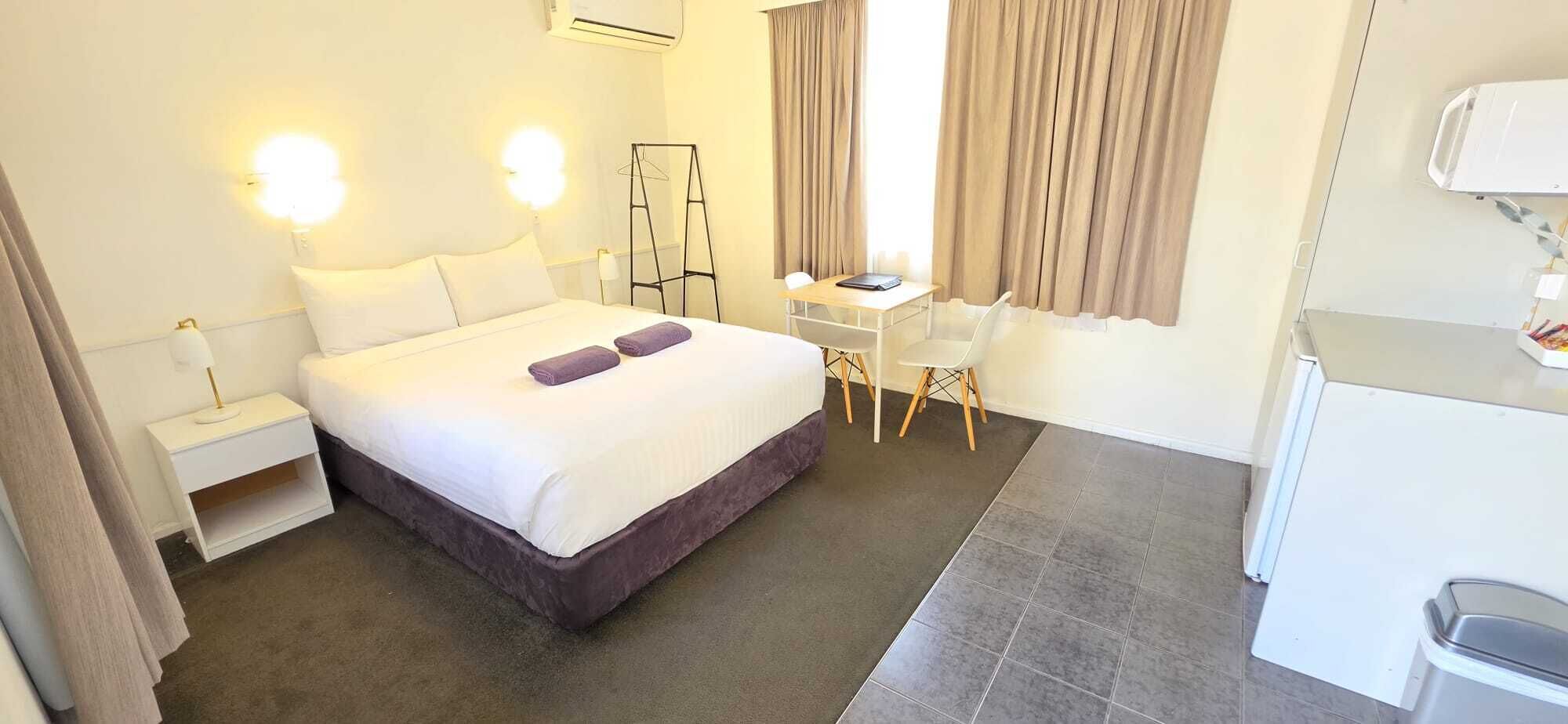 Quarto casal ou duplo econômico | Banheiro | Chuveiro, chuveiro com efeito de chuva, secador de cabelo 