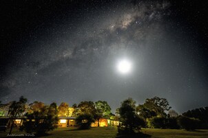 Fachada da propriedade à noite