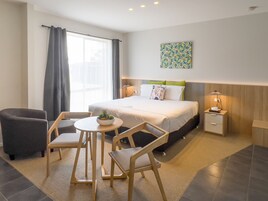 Quarto casal, 1 cama Queen, banheira de hidromassagem | Ferros/tábuas de passar roupa, berços (sobretaxa), Wi-Fi de cortesia