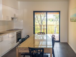 Apartamento Superior, 2 quartos (Self-Contained ) | Cozinha privada | Um frigorífico, um micro-ondas, uma cafeteira/bule 