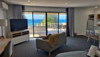 Suíte estúdio superior, vista para a baía | Ferros/tábuas de passar roupa, Wi-Fi de cortesia, roupa de cama