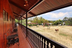 Quarto panorâmico, sacada, vista para o jardim (Paddock Chalet) | Vista da sacada