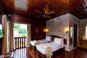 Quarto panorâmico, sacada, vista para a piscina (Kampung House) | Frigobar, individualmente decorados, ferros/tábuas de passar roupa