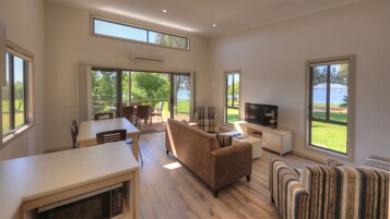 Vila luxo, 3 quartos, vista para o lago | Área de estar | TV LCD