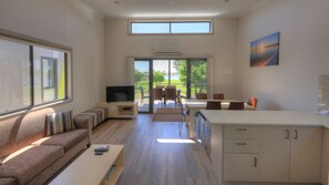 Cabana de Madeira Deluxe, 3 quartos, vista para o lago | Sala de estar | Televisor LCD 