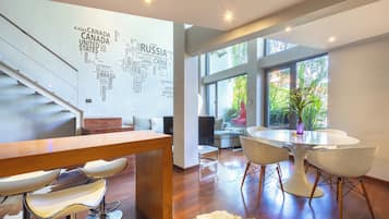 Apartamento, 2 quartos | Sala de estar | Televisor LCD