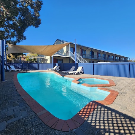 Piscina exterior, espreguiçadeiras