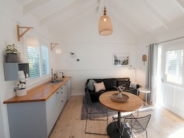 Apartamento Standard, 1 quarto, não fumadores, kitchenette (Noosa) | Cozinha privada | Um frigorífico, um micro-ondas, uma cafeteira/bule 