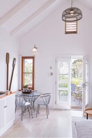 Apartamento Romântico, 1 quarto, não fumadores, kitchenette (Coolum) | Cozinha privada | Um frigorífico, um micro-ondas, uma cafeteira/bule 