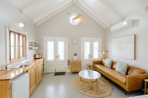 Apartamento Romântico, 1 quarto, não fumadores, kitchenette (Mooloolaba) | Sala de estar | Smart TV 