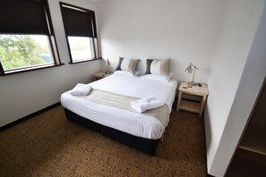 Quarto luxo, 1 cama de casal (Queen Room) | Frigobar, cortinas blackout, quartos à prova de som