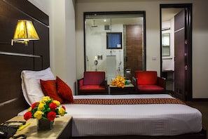 Quarto luxo | Frigobar, escrivaninha, ferros/tábuas de passar roupa, Wi-Fi de cortesia