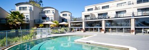 Piscina externa, espreguiçadeiras