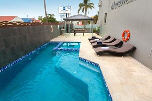 Piscina exterior, da(s) 7:00 à(s) 20:00, espreguiçadeiras 