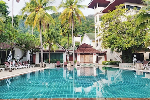 Piscina exterior, espreguiçadeiras