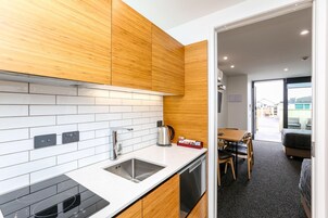 Apartamento premium, 1 quarto, para não fumantes, cozinha americana | Cozinha privada | Geladeira, micro-ondas, cooktop, talheres/pratos/utensílios de cozinha