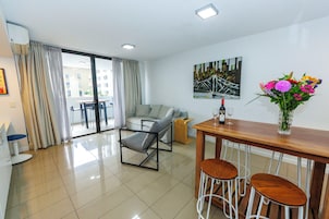 Apartamento, 2 quartos (One Bathroom) | Área de estar | TV de tela plana
